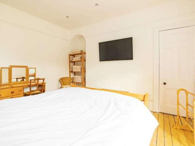 6 bed house for sale