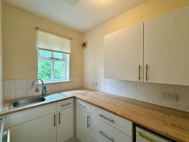 6 bed house for sale