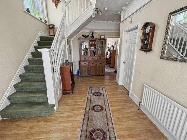 6 bed house for sale