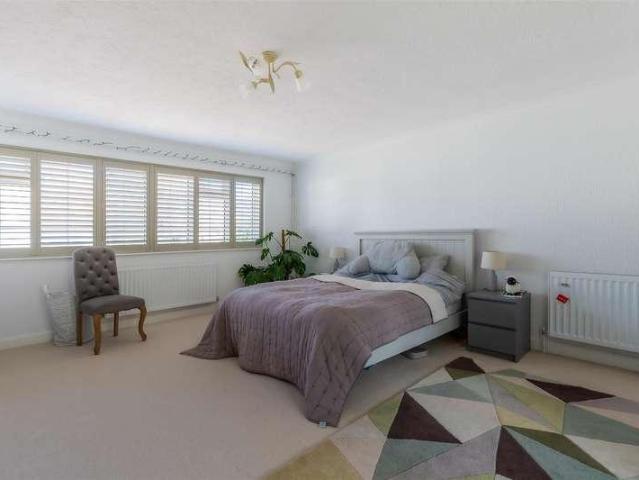 6 bed house for sale