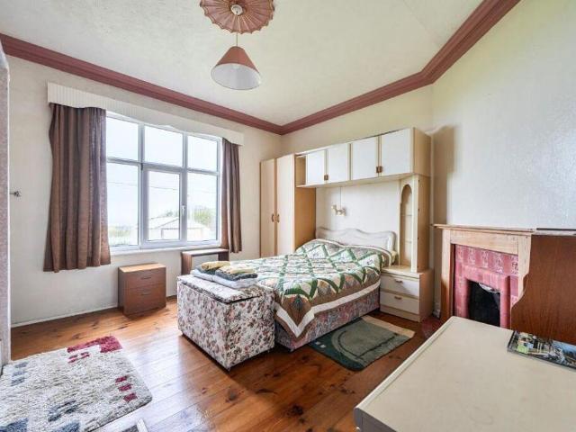 6 bed house for sale