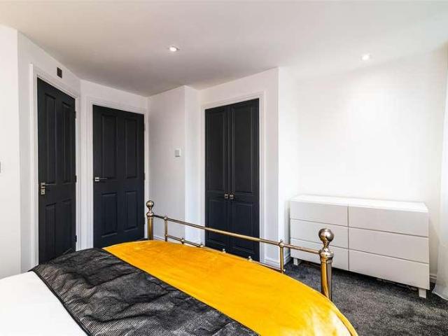 6 bed house for sale
