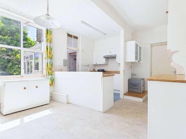 6 bed house for sale
