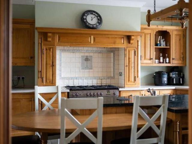 6 bed house for sale