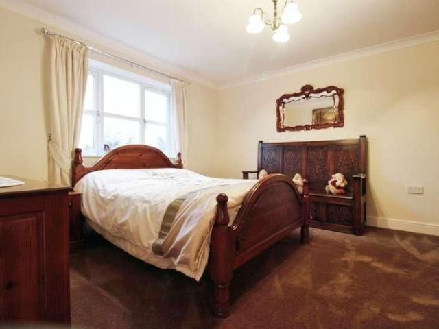 6 bed house for sale