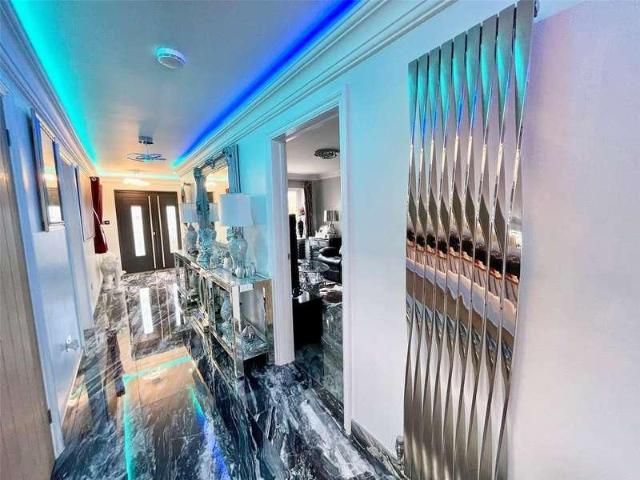 6 bed house for sale