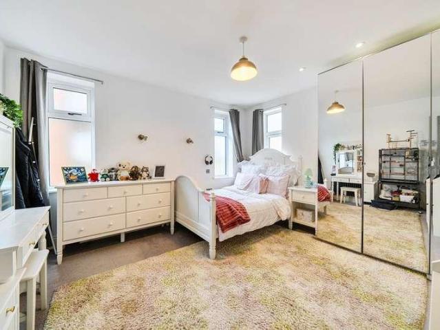 6 bed house for sale