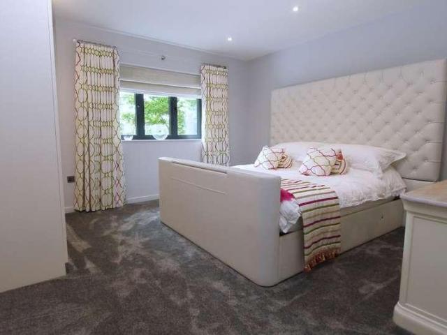 6 bed house for sale