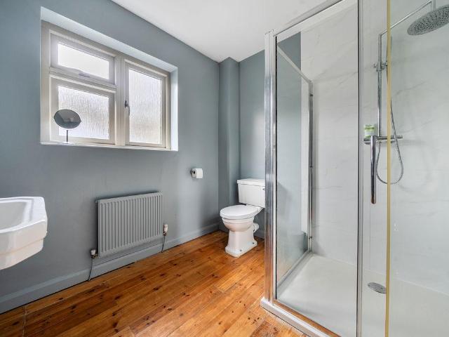 6 bed house for sale