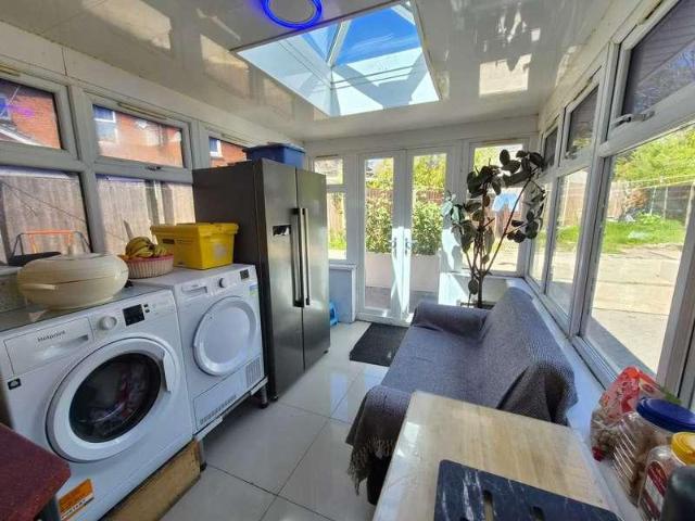 6 bed house for sale
