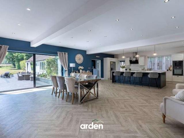 6 bed house for sale