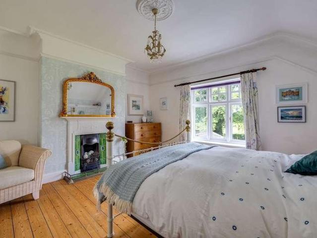 6 bed house for sale