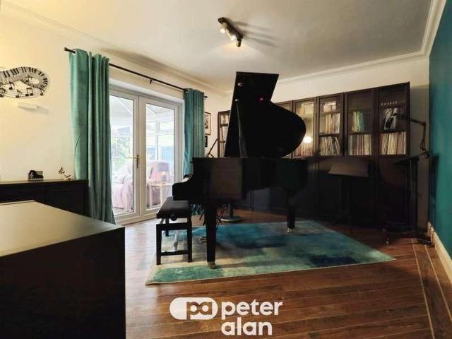 6 bed house for sale