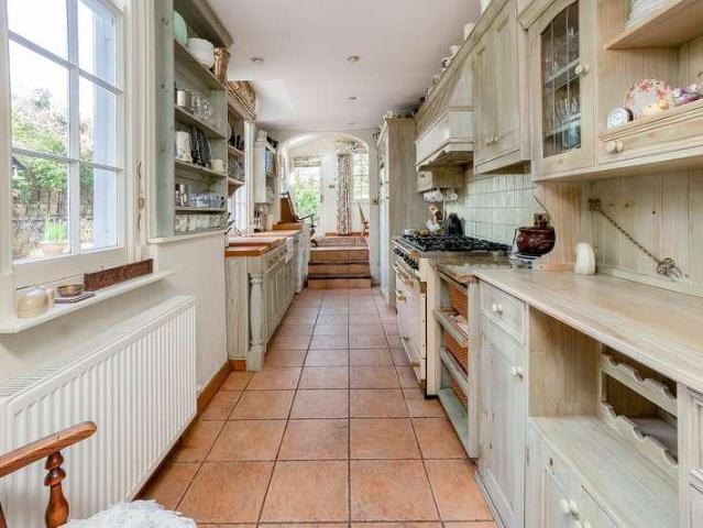 6 bed house for sale