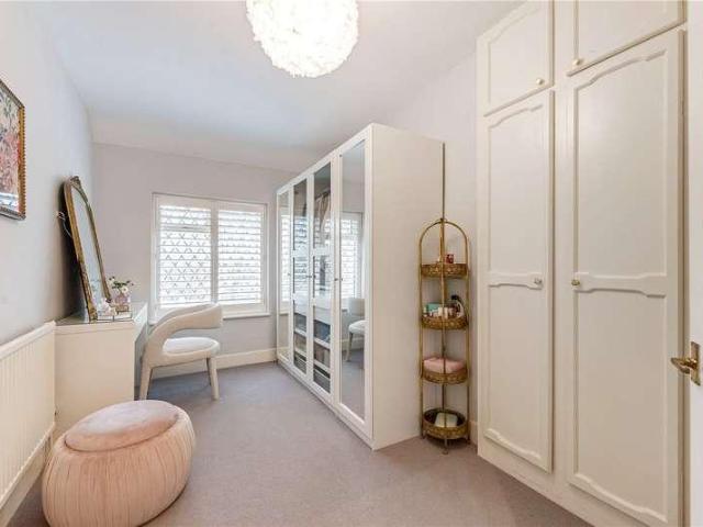 6 bed house for sale
