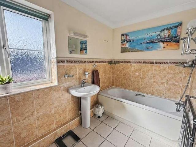 6 bed house for sale