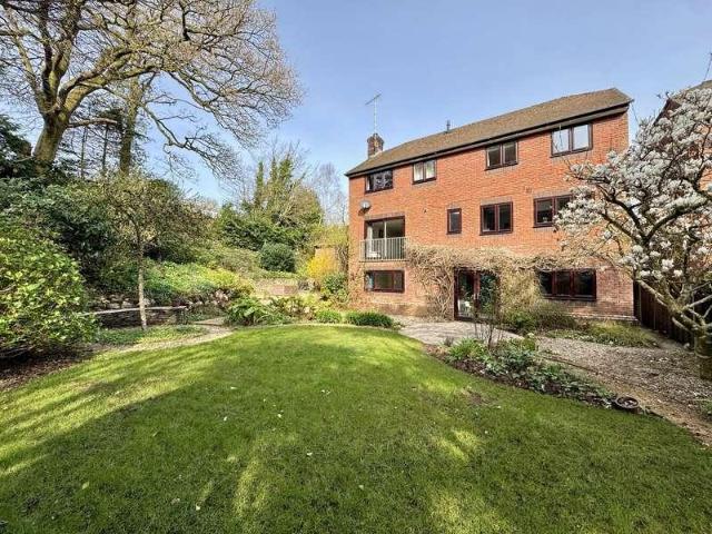 6 bed house for sale