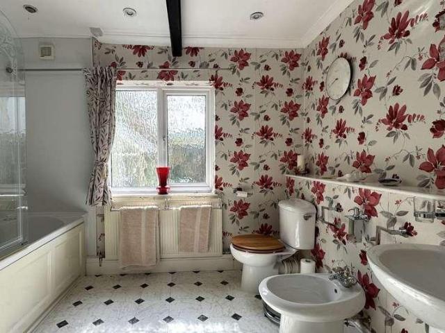 6 bed house for sale
