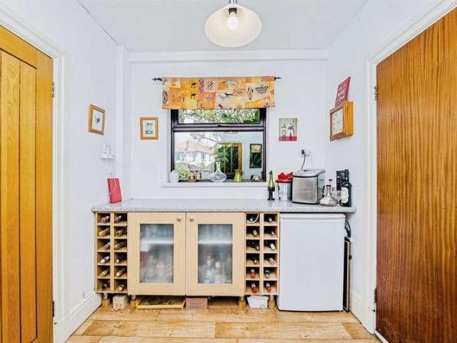 6 bed house for sale