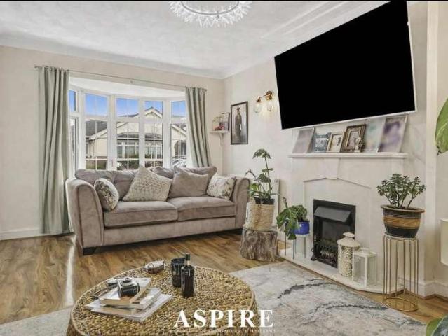 6 bed house for sale