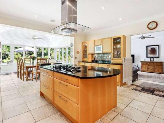 6 bed house for sale