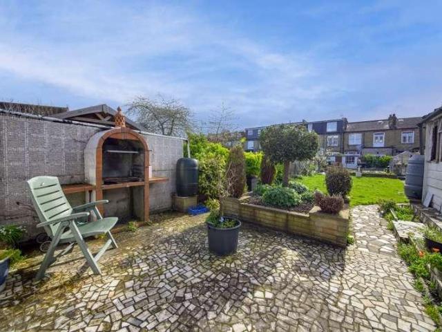 6 bed house for sale