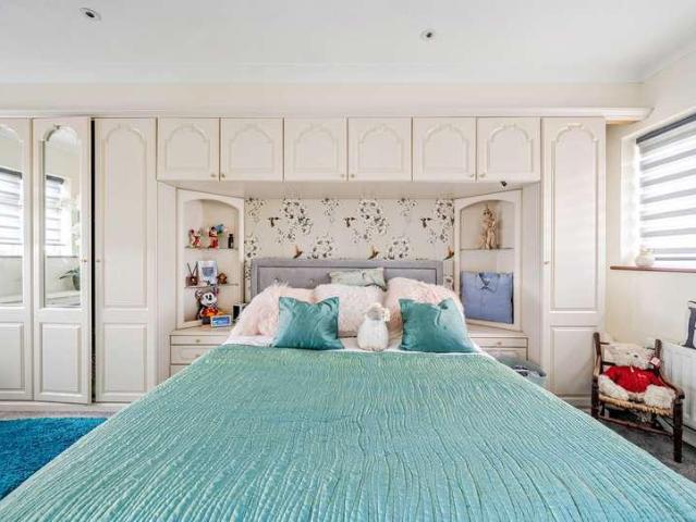 6 bed house for sale