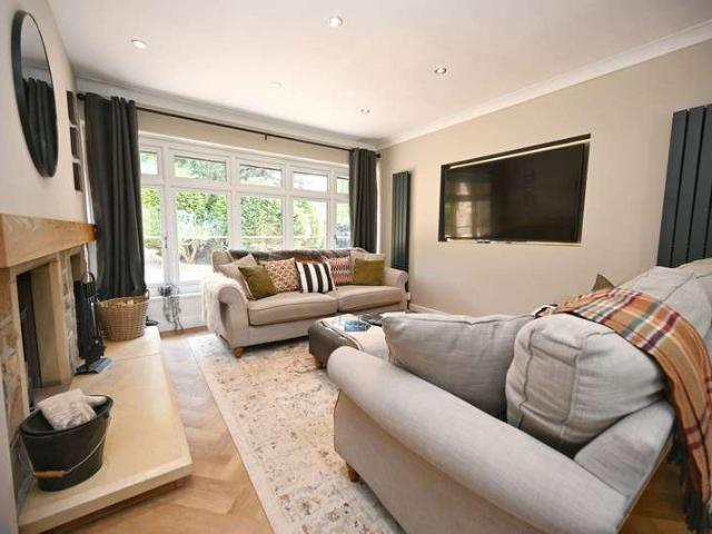 6 bed house for sale
