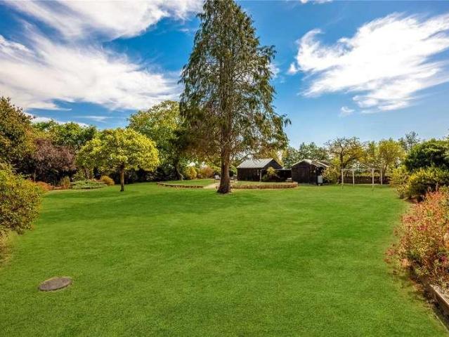 6 bed house for sale