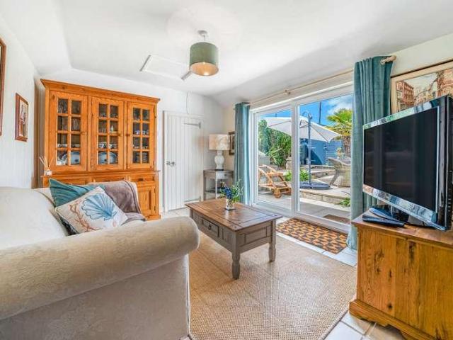 6 bed house for sale
