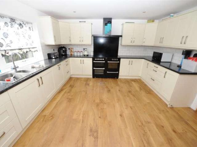 6 bed house for sale