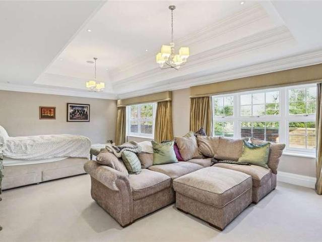 6 bed house for sale