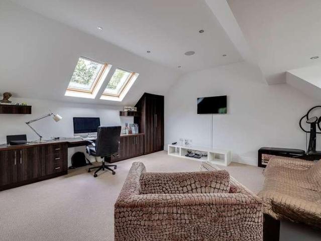 6 bed house for sale