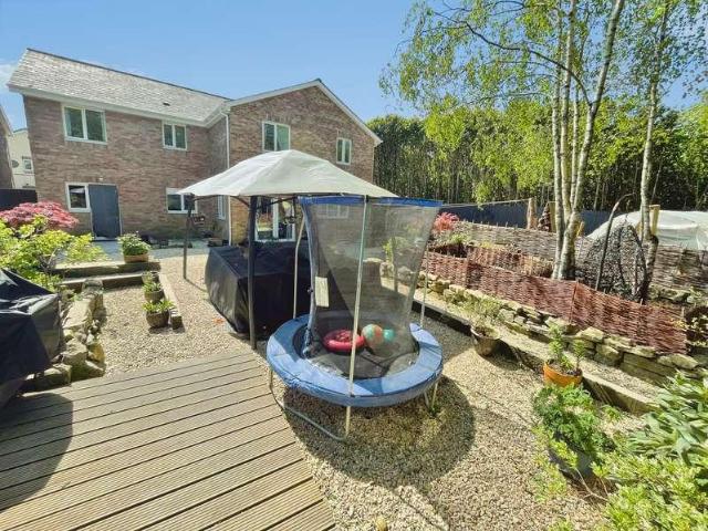 6 bed house for sale