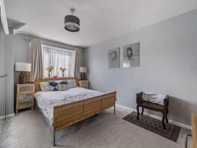 6 bed house for sale