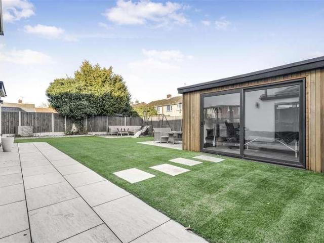 6 bed house for sale