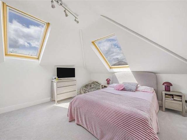 6 bed house for sale