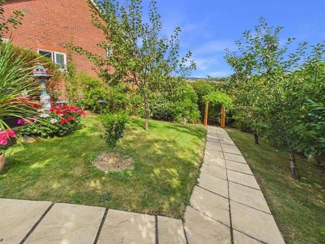 6 bed house for sale