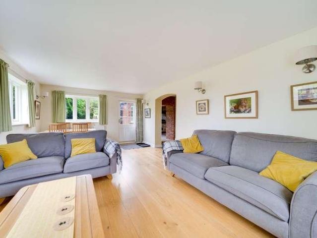 6 bed house for sale