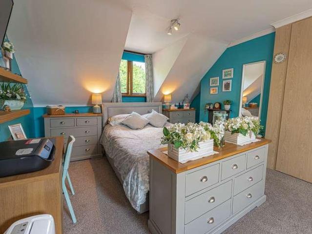 6 bed house for sale