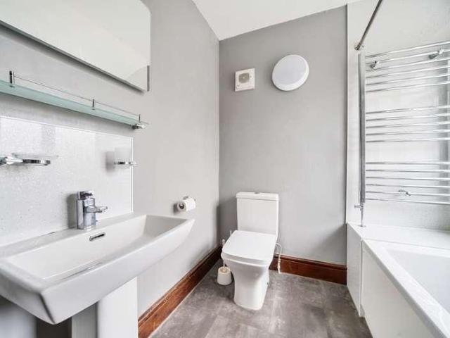 6 bed house for sale