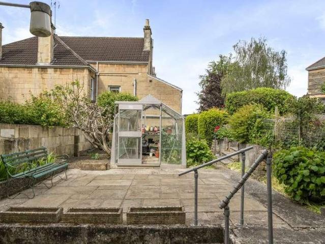 6 bed house for sale