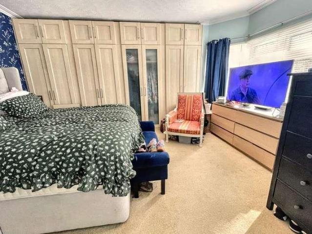 6 bed house for sale