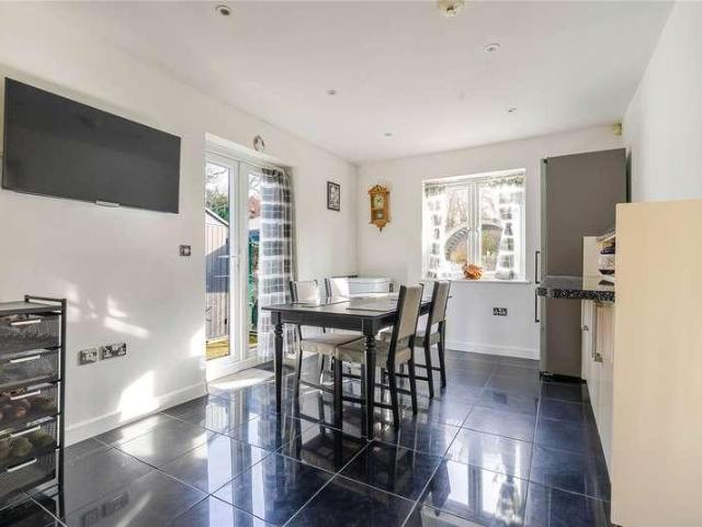 6 bed house for sale