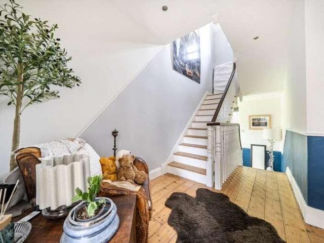 6 bed house for sale