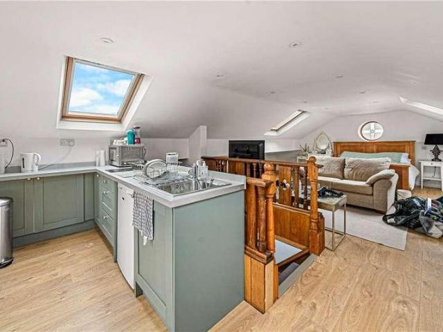6 bed house for sale