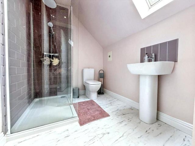 6 bed house for sale
