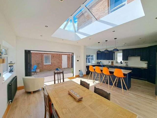 6 bed house for sale
