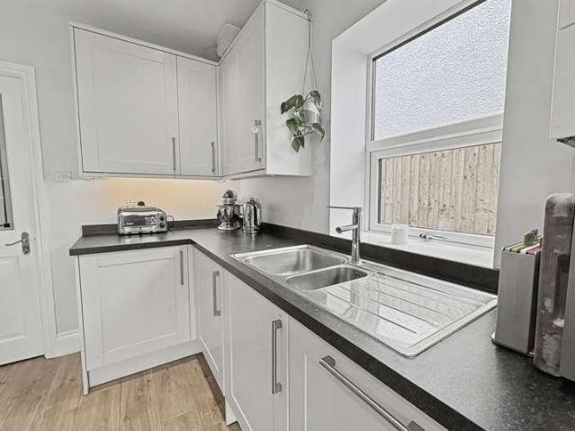 6 bed house for sale