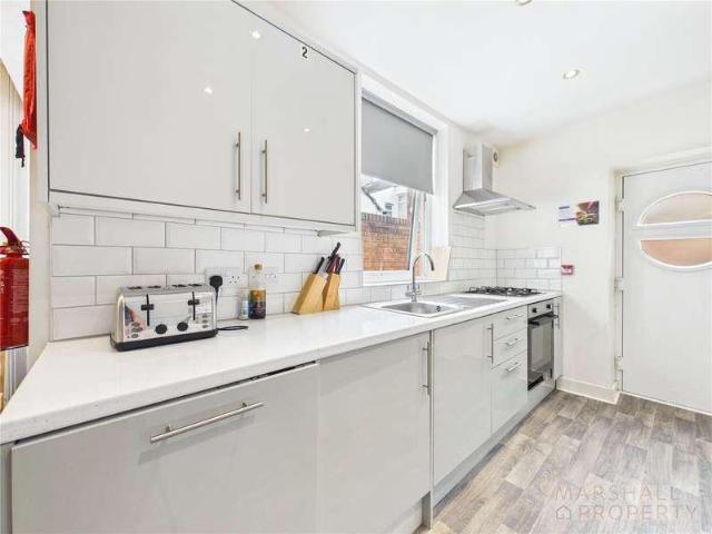 6 bed house for sale
